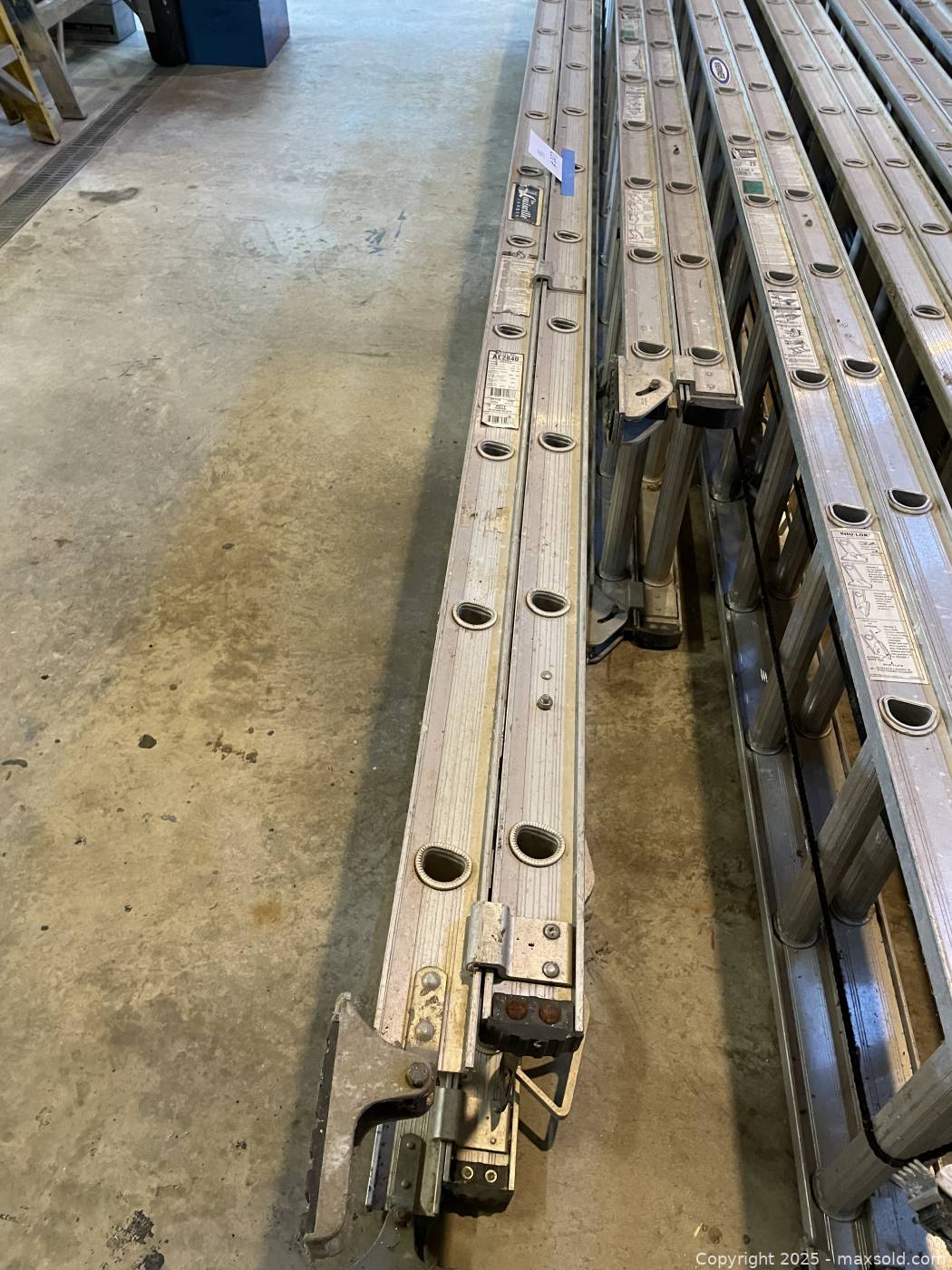 Louisville aluminum 40-ft extension ladder | Maxsold