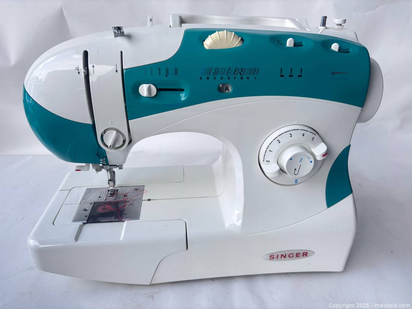 Singer 6038 electronic sewing machine with foot controller | Maxsold