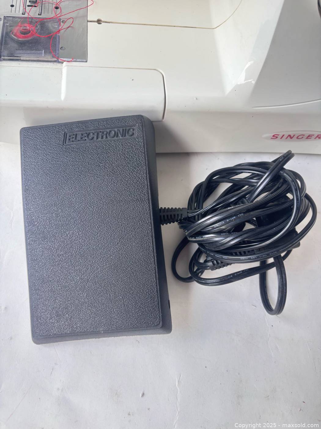 Singer 6038 electronic sewing machine with foot controller | Maxsold