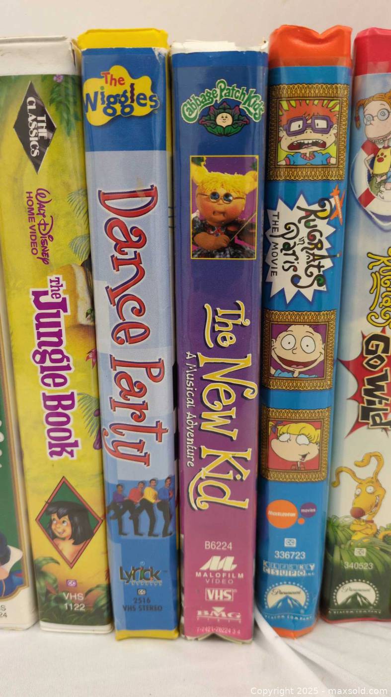 8 English-language animated & family VHS tapes | Maxsold