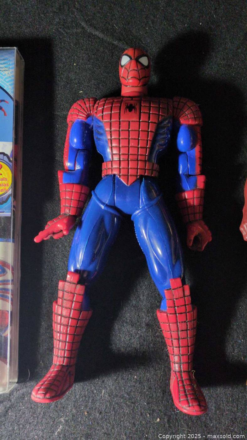 Spider-Man 1995 & Sabretooth 1993 Figures With Ultimate Spider-Man Wall ...