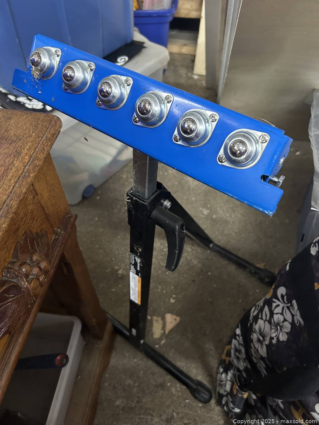 Adjustable metal roller stand with 6 ball transfers | Maxsold