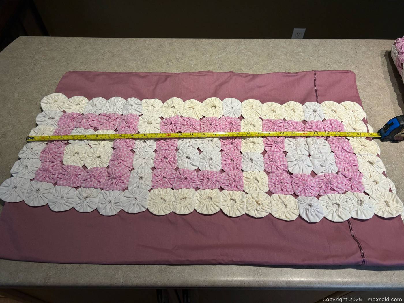 Vintage Yo-Yo quilt bedspread with two pillow shams, double size | Maxsold