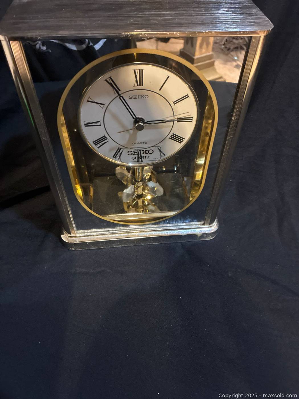 Seiko quartz glass mantel clock with gold-tone trim | Maxsold