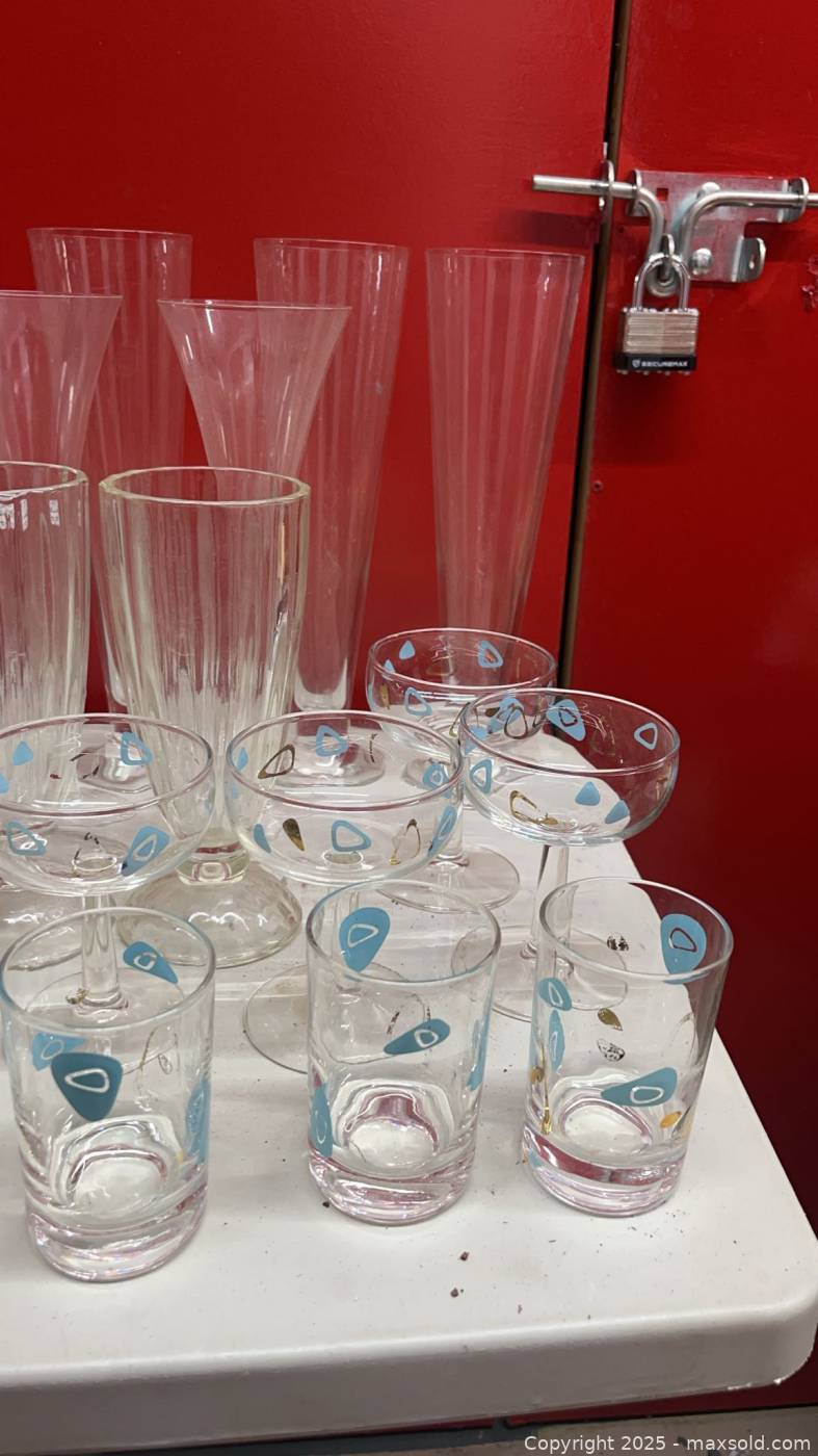 Vintage stemware and MCM cocktail glassware | Maxsold