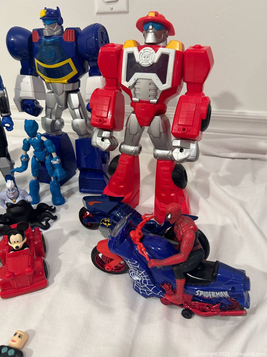 Mixed character toy lot figures robots vehicles plush | Maxsold