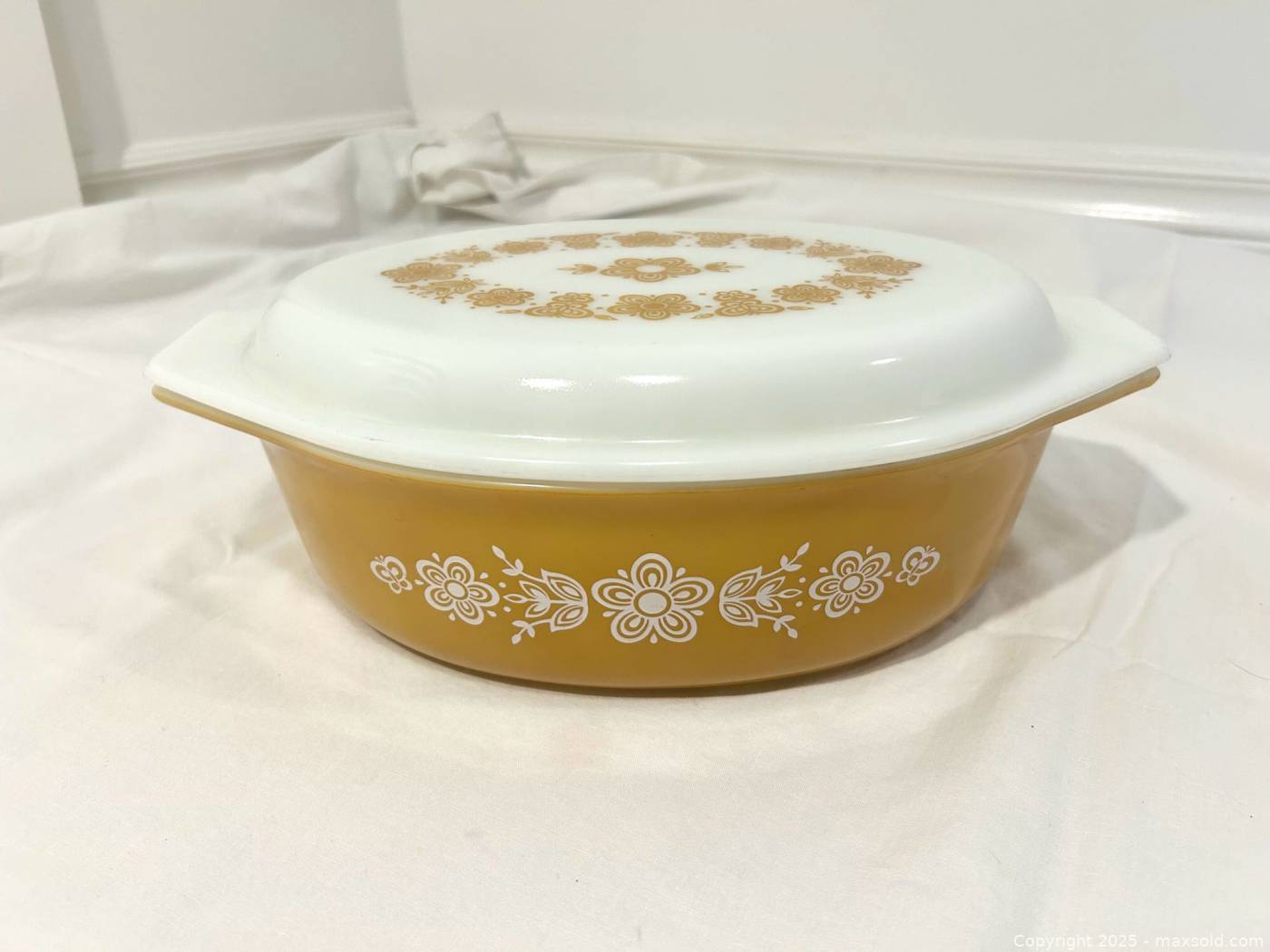 Vintage Pyrex Butterfly Gold Cinderella casserole with lid | Maxsold