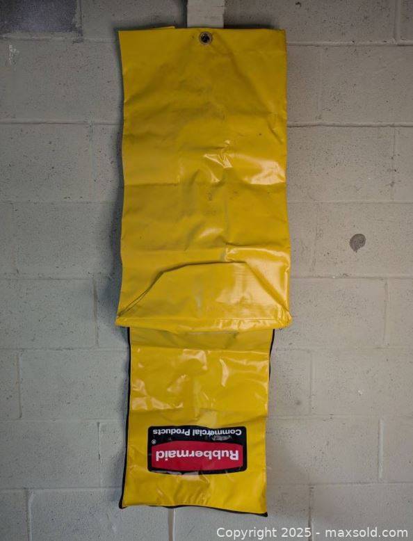 Rubbermaid commercial materials sack | Maxsold