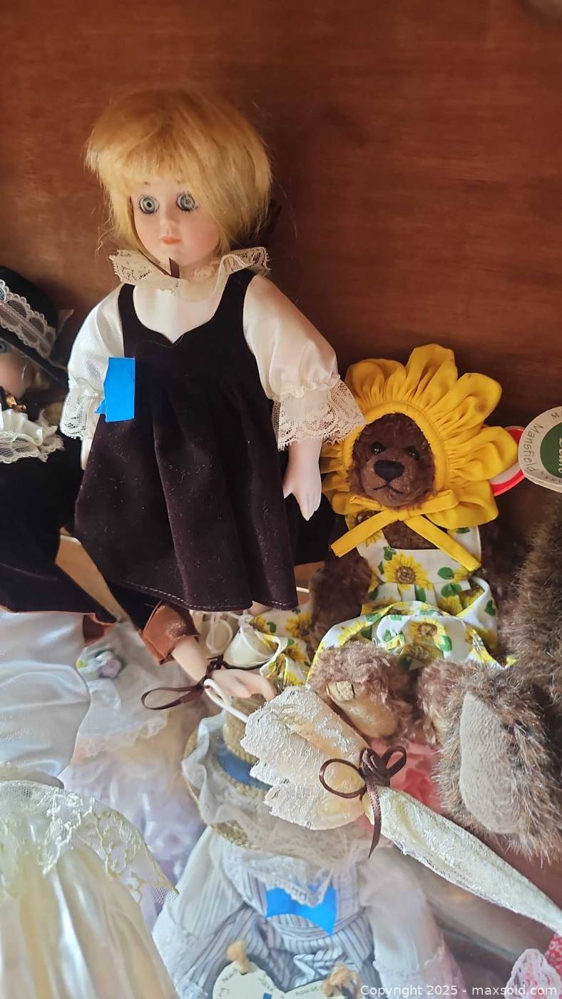 Collection of collectible dolls and teddy bears | Maxsold