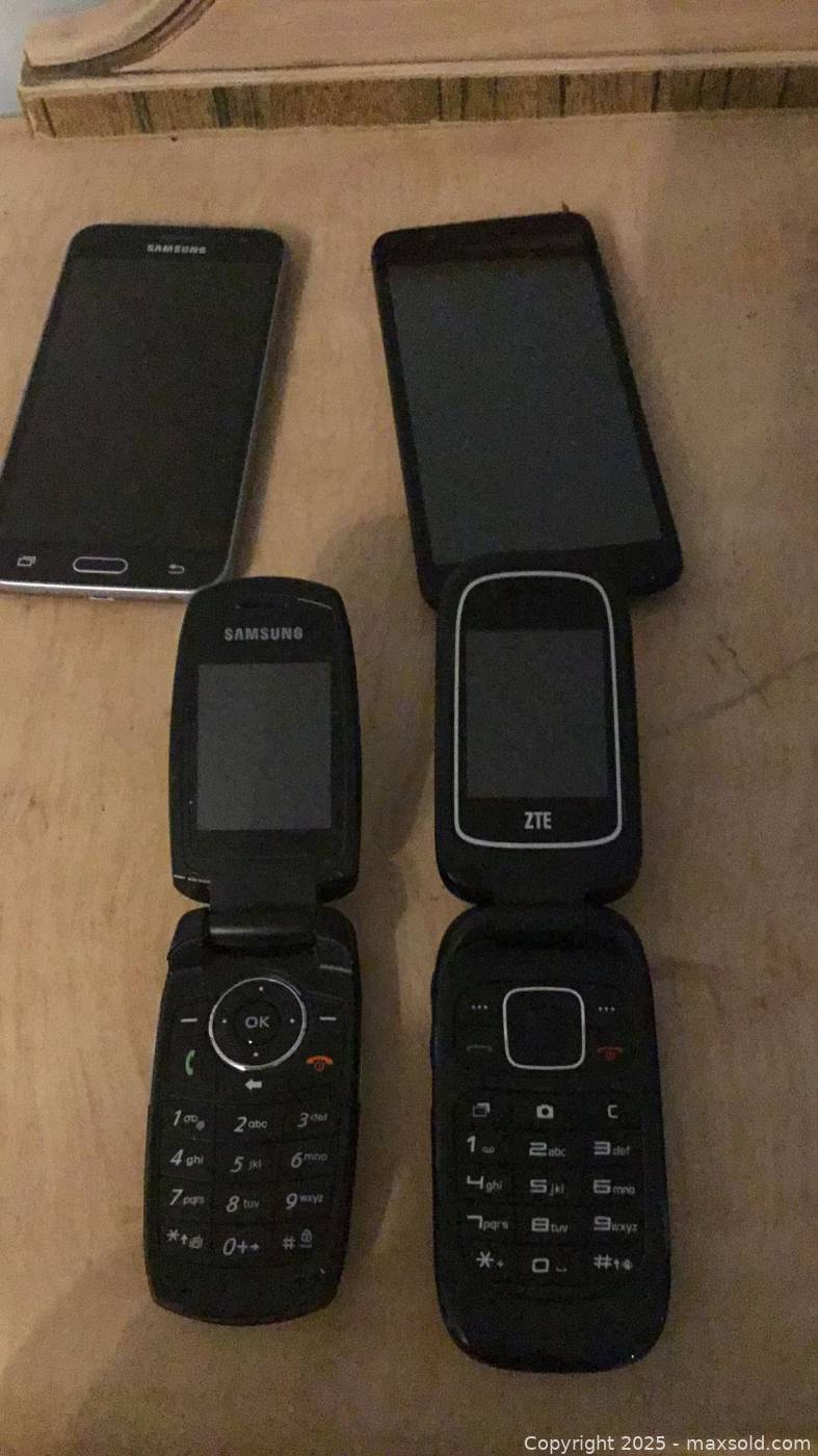 Lot of 4 cell phones | Maxsold
