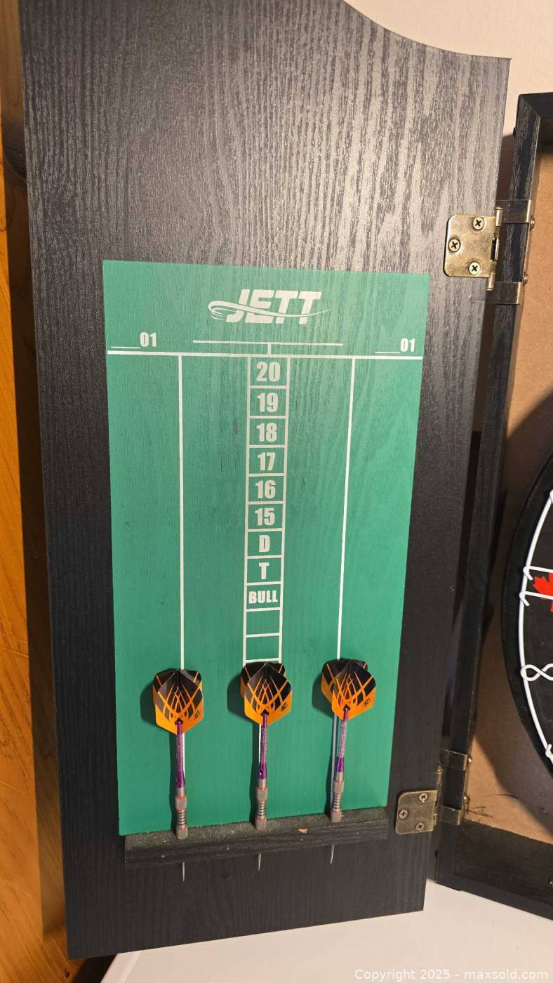 Jett dartboard cabinet set with 6 darts | Maxsold