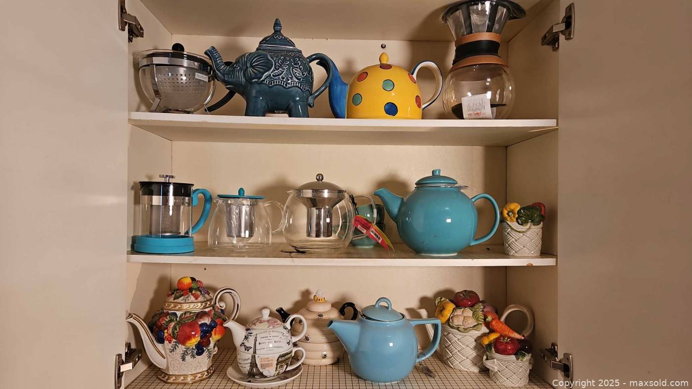 Assortment of teapots, coffee makers and serveware | Maxsold