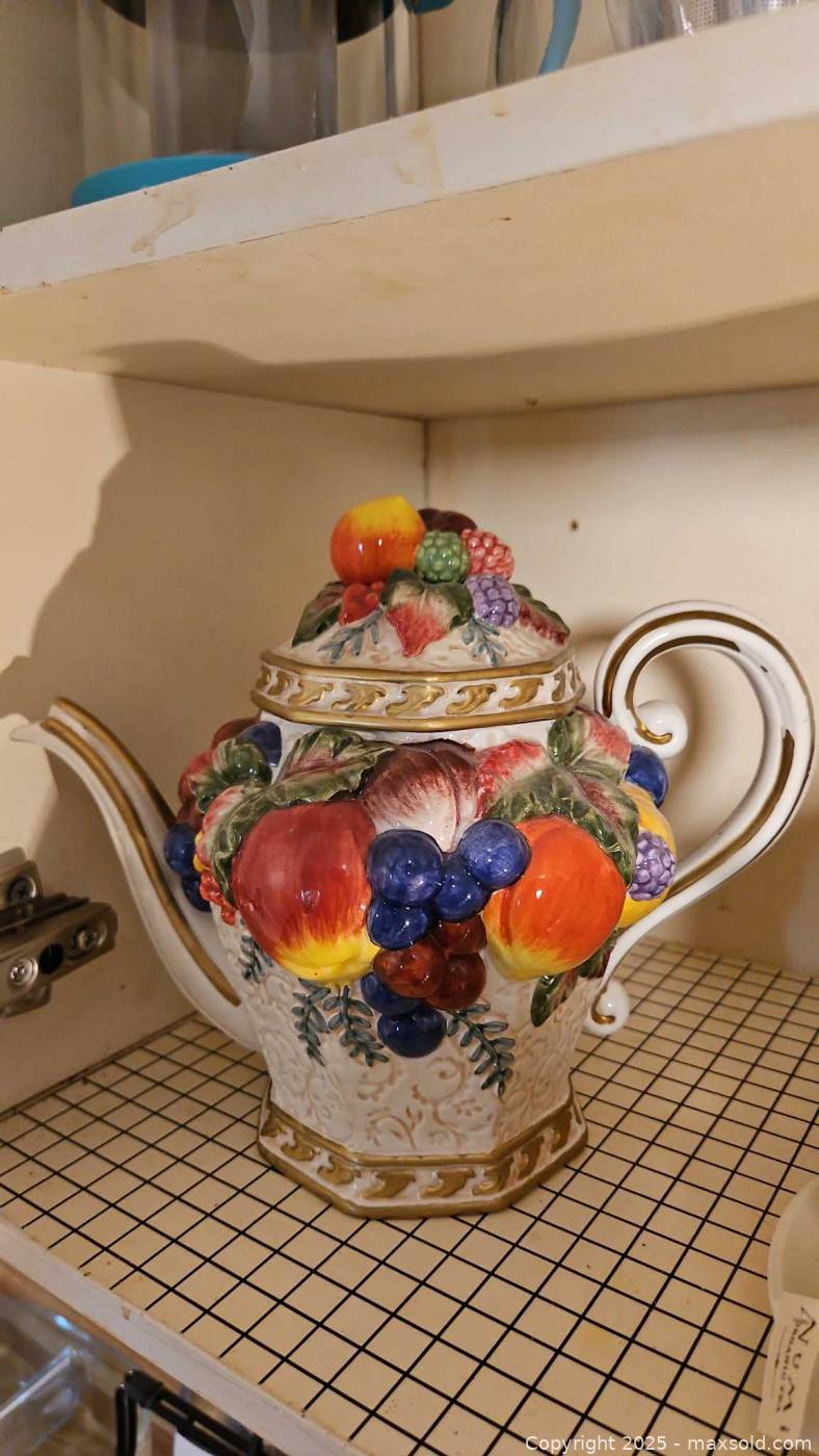 Assortment of teapots, coffee makers and serveware | Maxsold