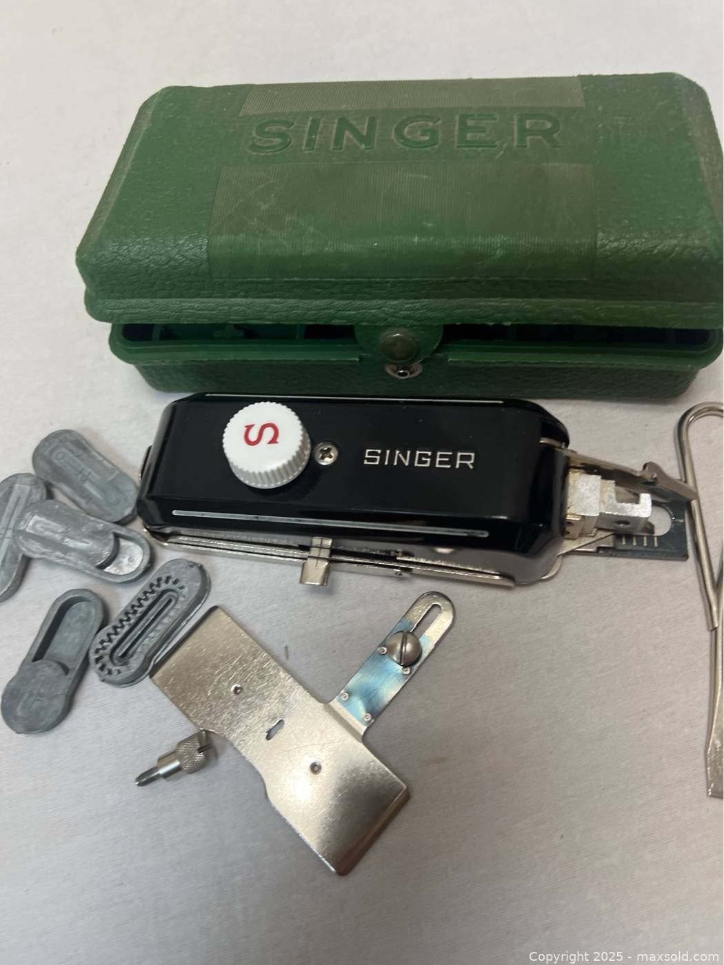 Singer buttonholer attachment, green case, templates, parts | Maxsold