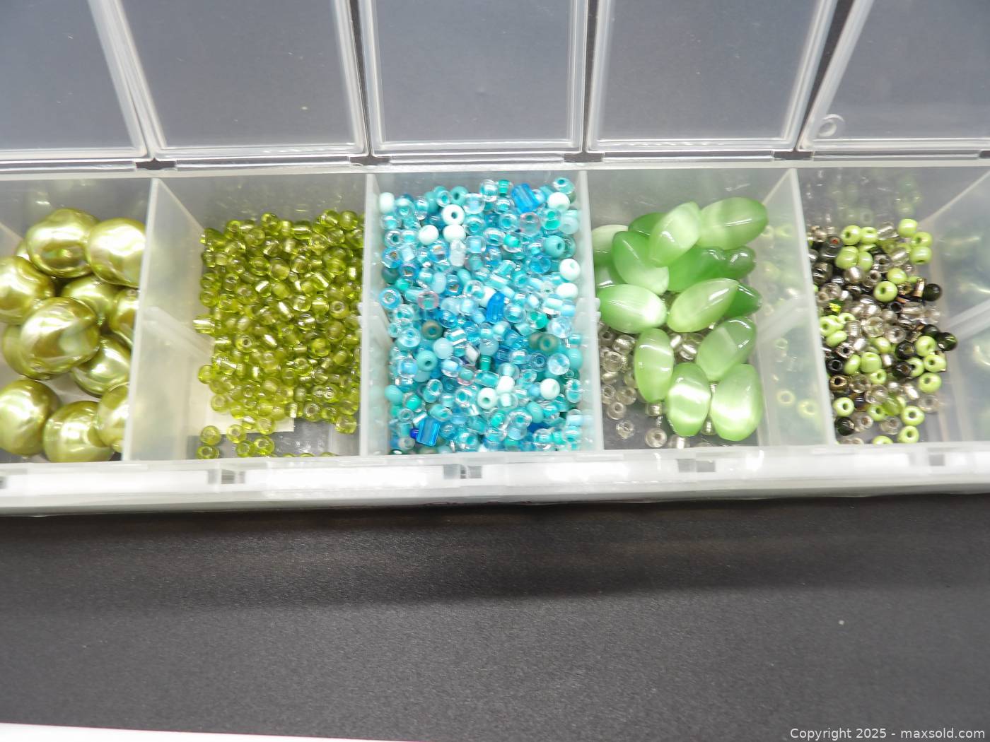 9 locking sorting containers with bulk beads | Maxsold