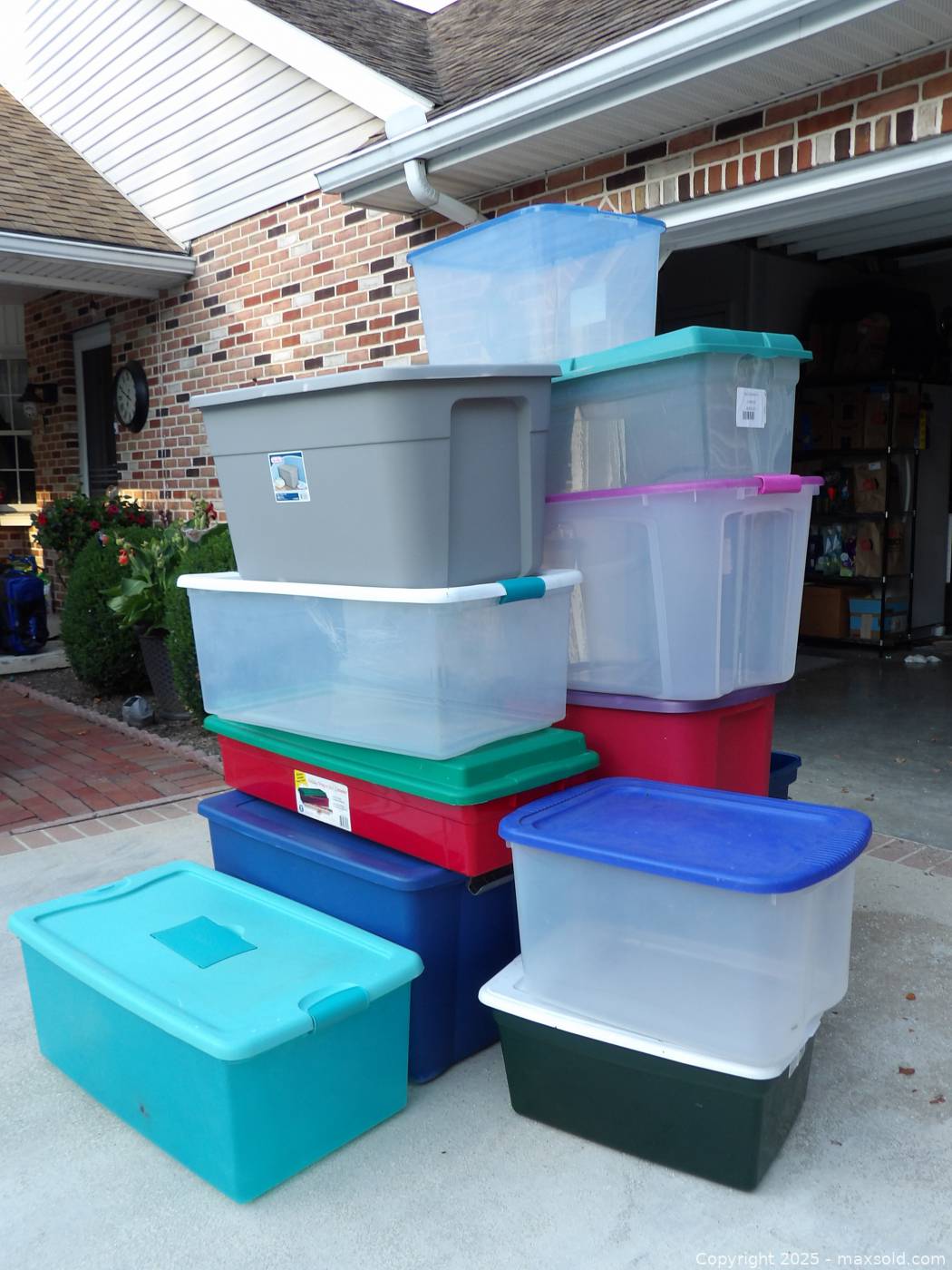 17 plastic storage totes with lids | Maxsold