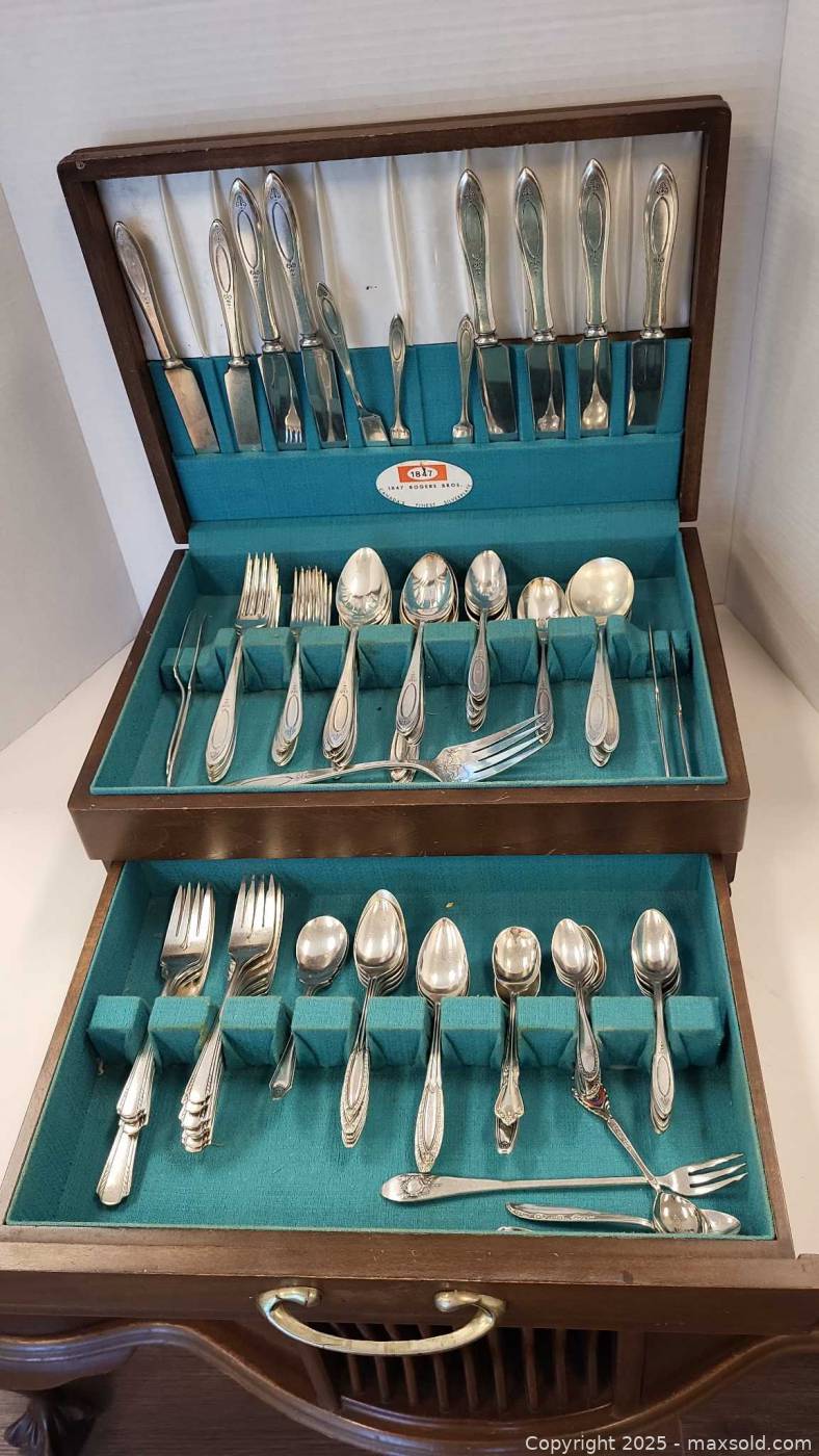 Community Plate silver-plated flatware set in chest | Maxsold