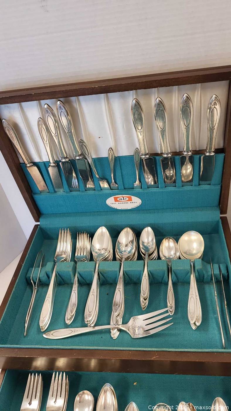 Community Plate silver-plated flatware set in chest | Maxsold
