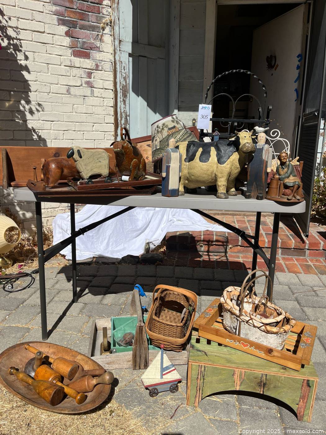 Vintage/primitive farmhouse decor collection | Maxsold