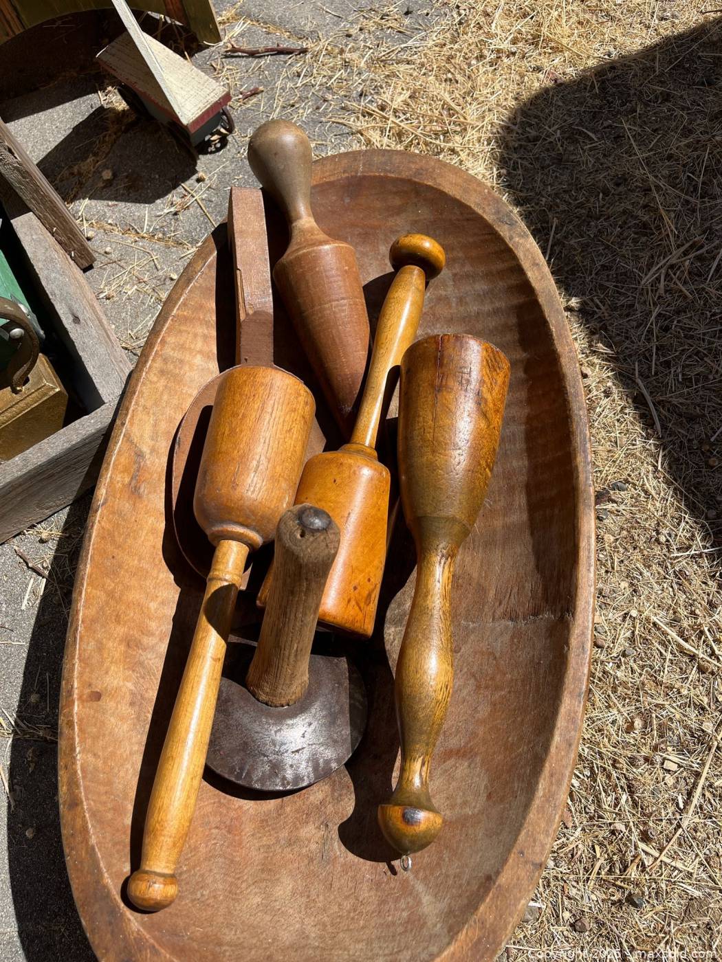 Vintage/primitive farmhouse decor collection | Maxsold