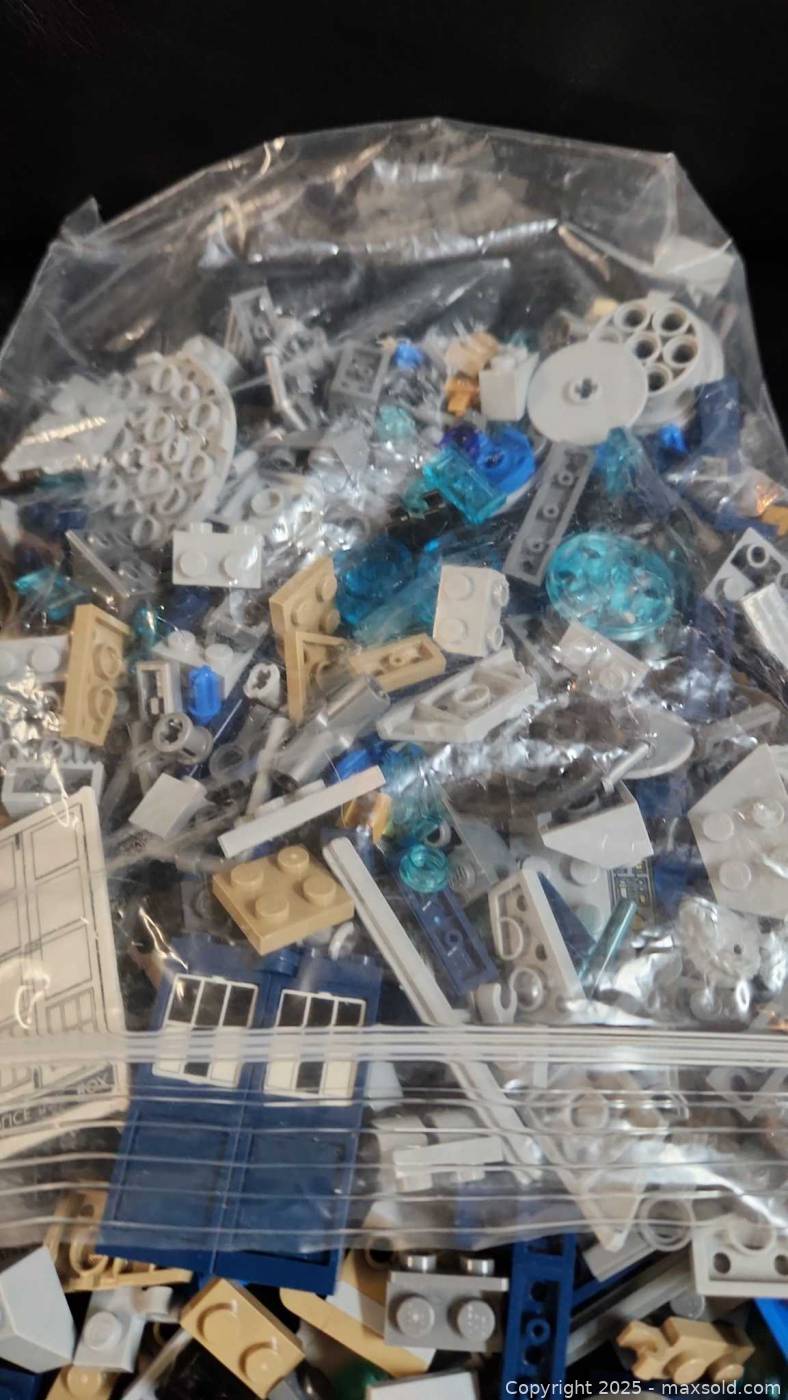 LEGO Ideas Doctor Who 21304 TARDIS parts lot | Maxsold