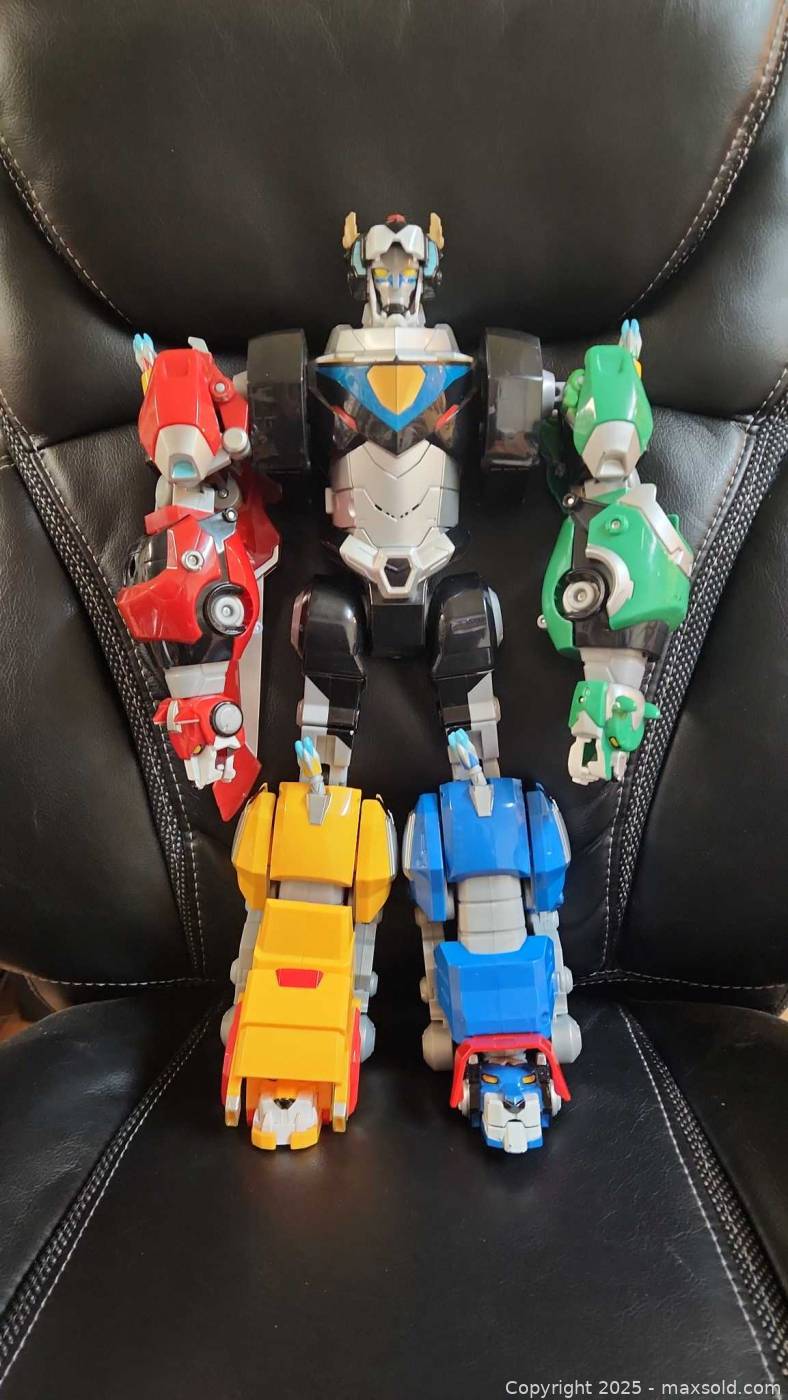 Playmates Voltron Legendary Defender 5-Lion Combining Figure | Maxsold