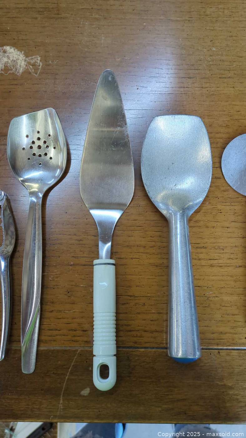 Assorted silver and clear kitchen utensils 8-piece | Maxsold