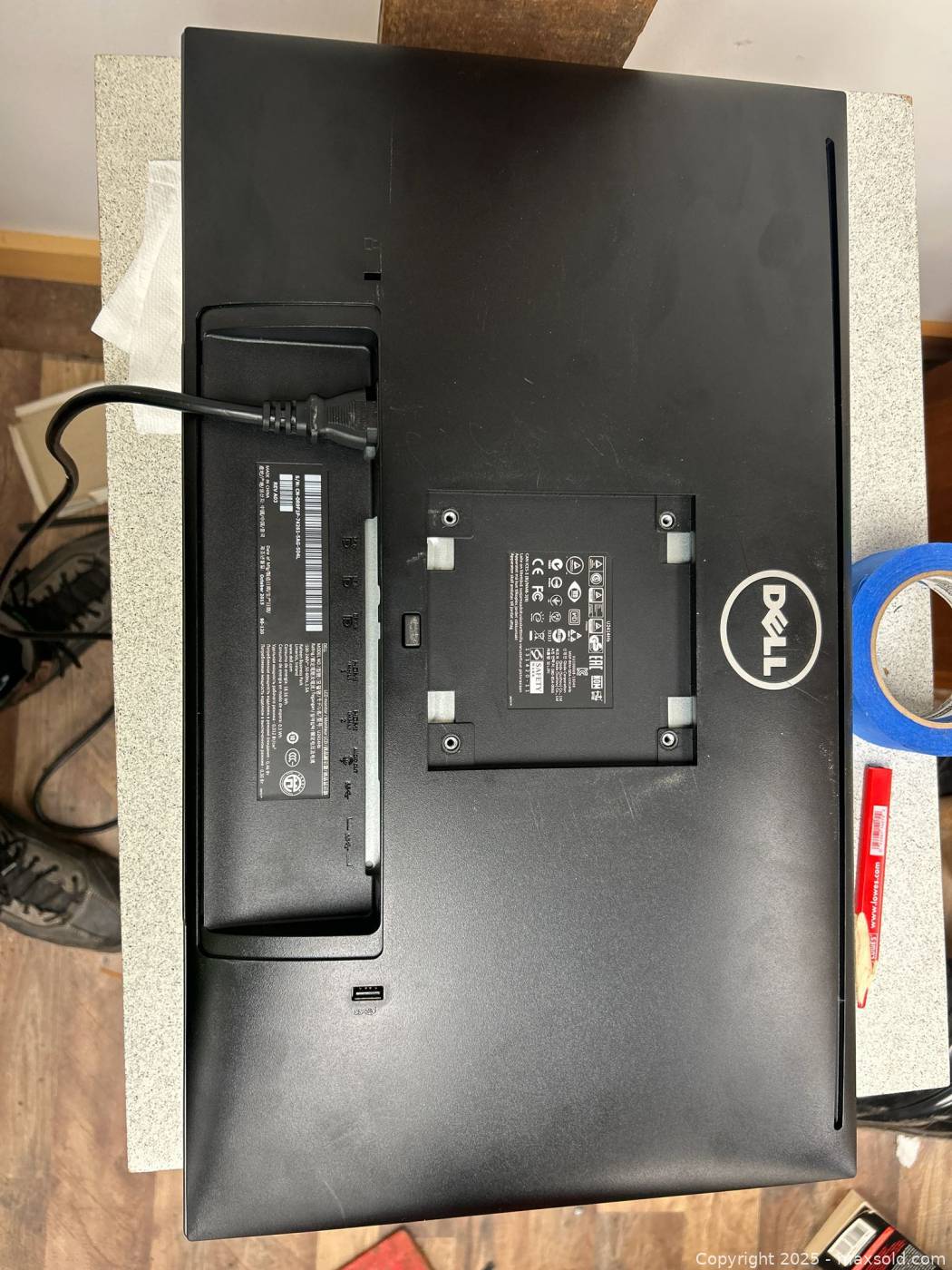 Dell UltraSharp U2414H 24" monitors, dock and dual arm | Maxsold