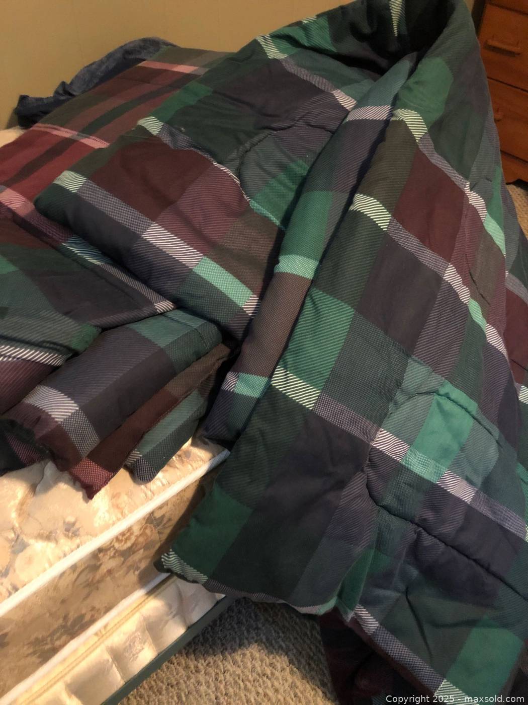 Assorted blankets | Maxsold