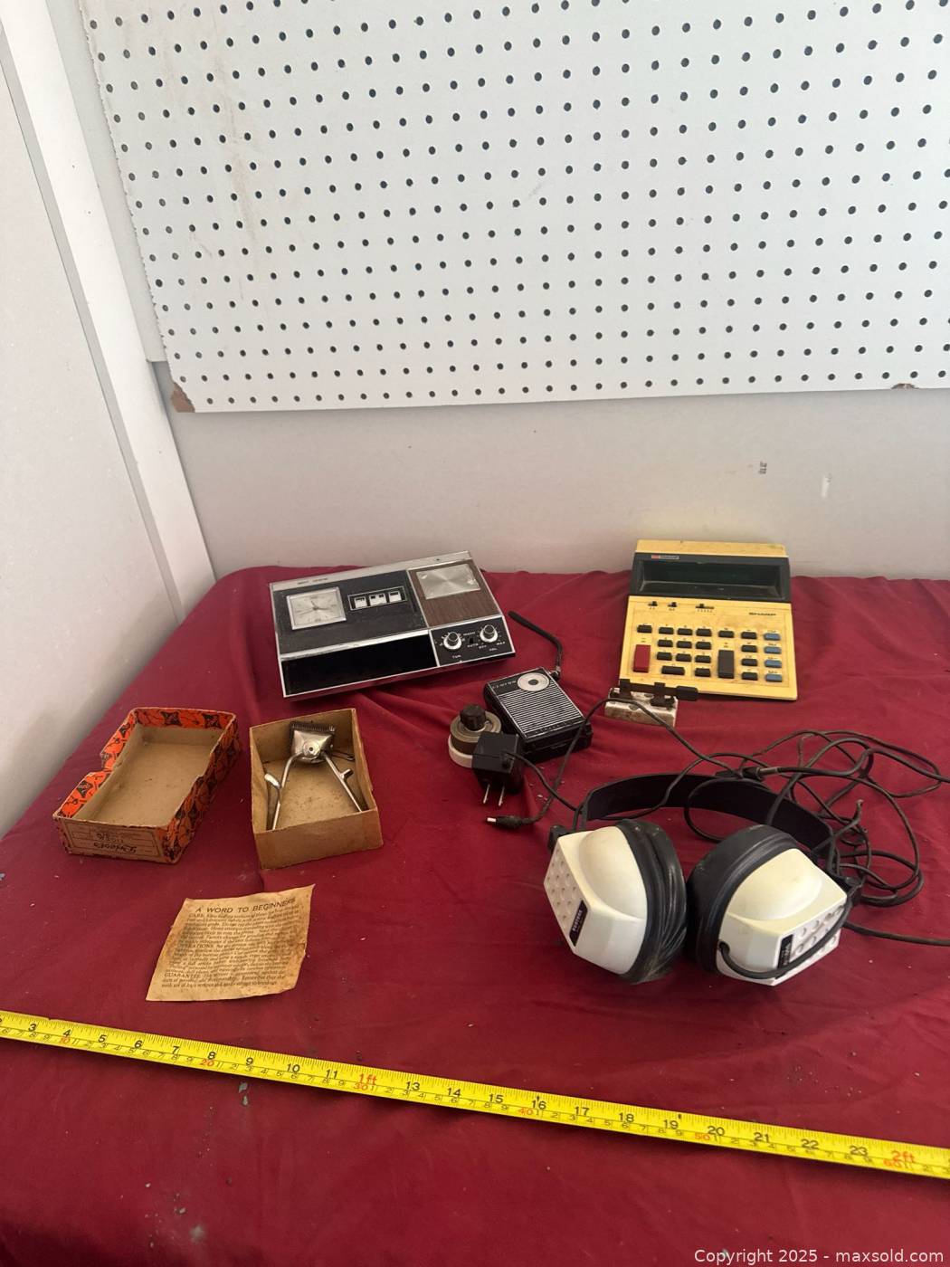 Vintage radio, calculator, razor, clipper, headphones | Maxsold