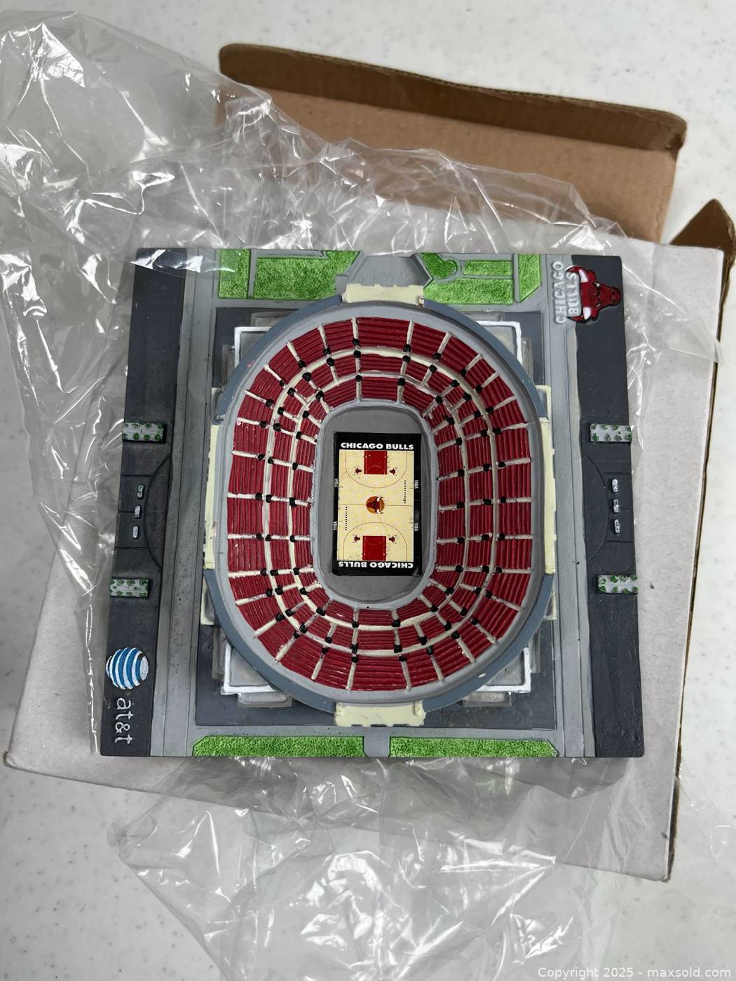 Chicago Bulls United Center Resin Stadium Model with Box | Maxsold