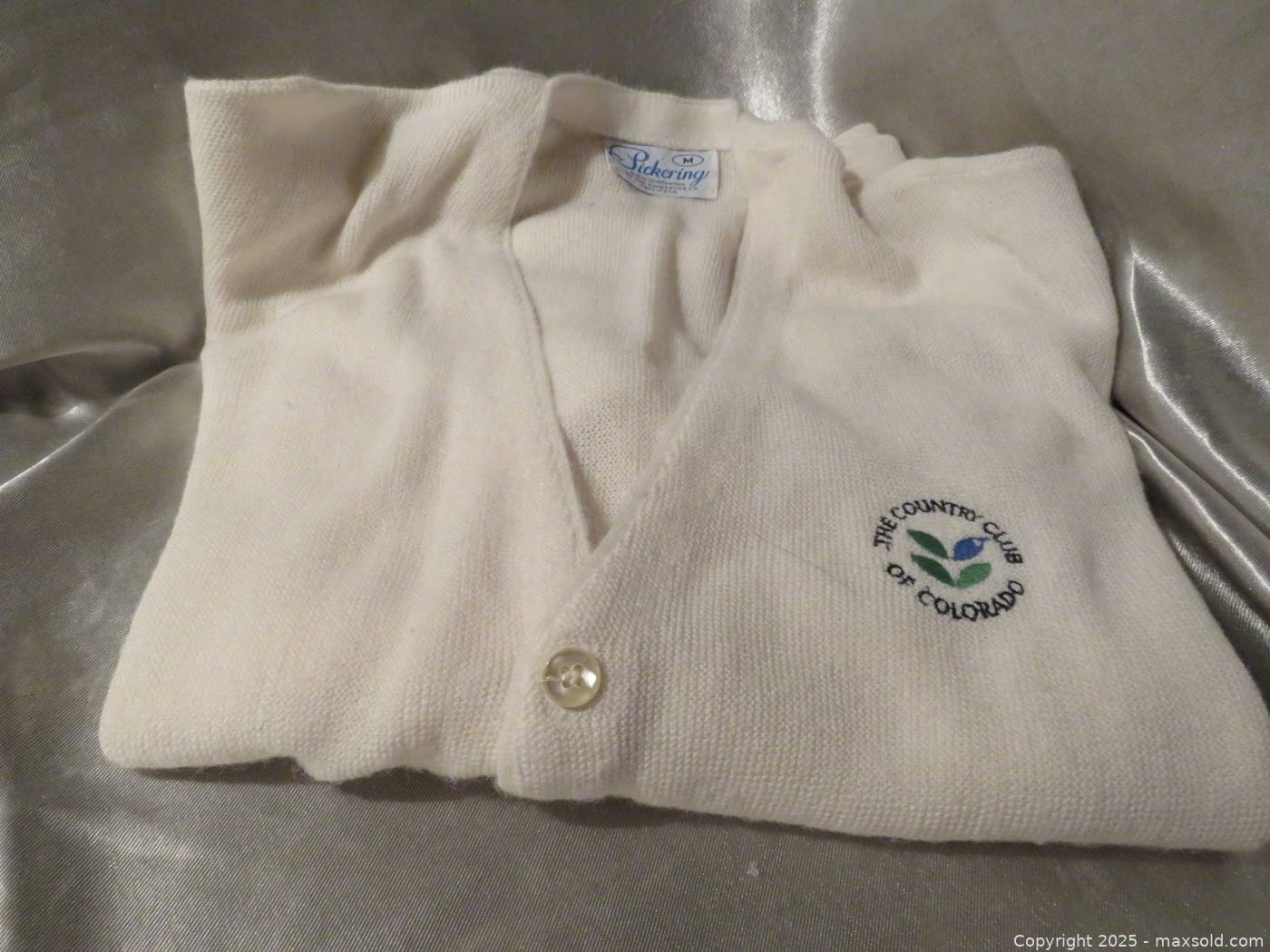 Pickering Country Club of Colorado sweater size M | Maxsold