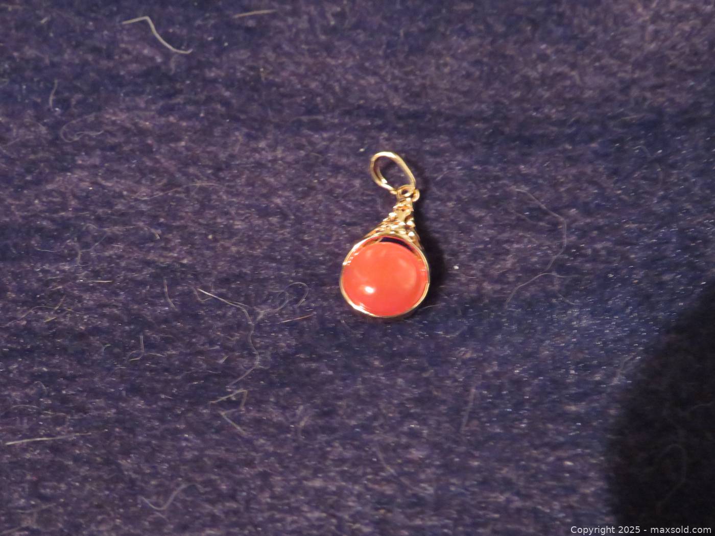 Red cat's eye pendant 18K gold plated | Maxsold