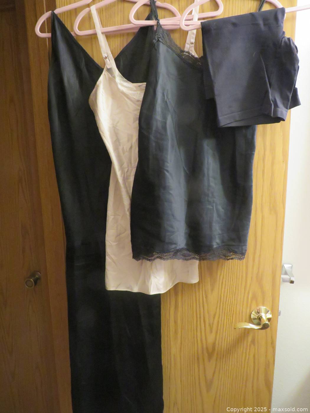 Victoria's Secret slips and shaper | Maxsold