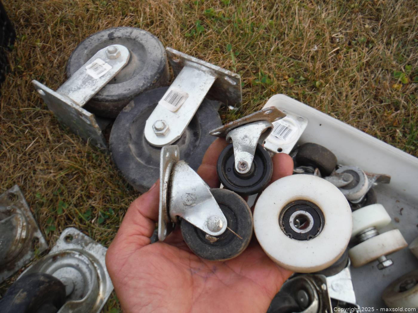 Assorted swivel and rigid plate casters, mixed sizes | Maxsold