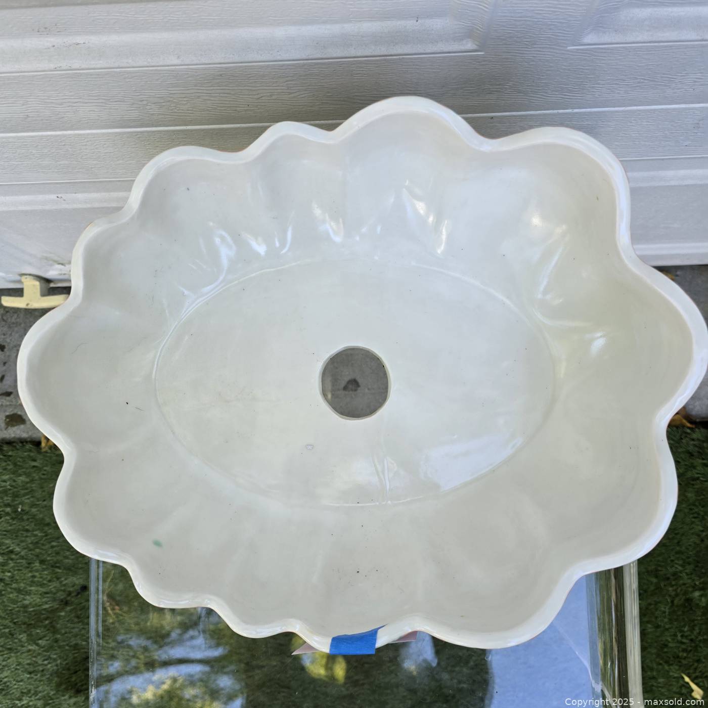 Handmade ceramic wavy seashell vanity sink | Maxsold