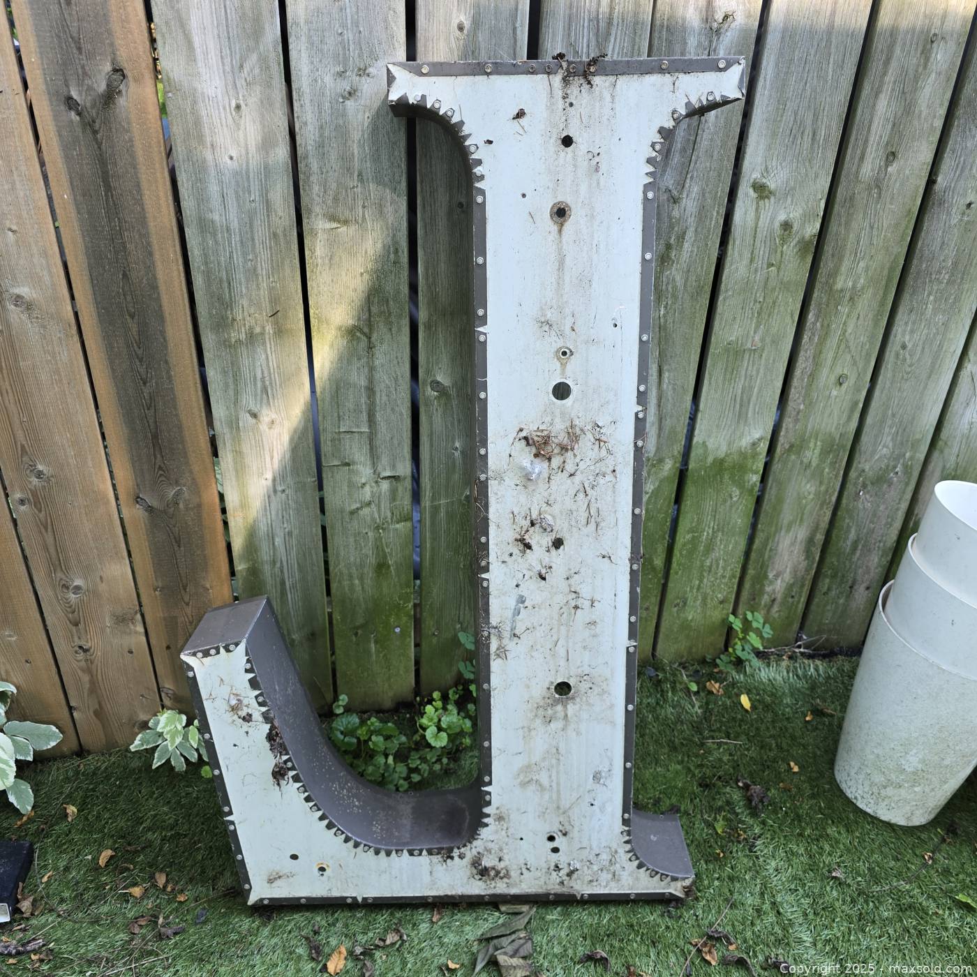 Very large metal sign letter L | Maxsold