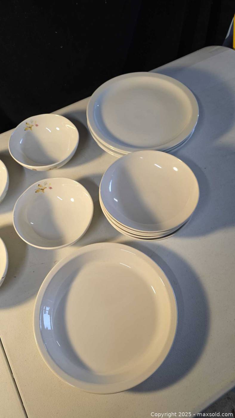 Assorted white porcelain dinnerware, 15 pieces | Maxsold