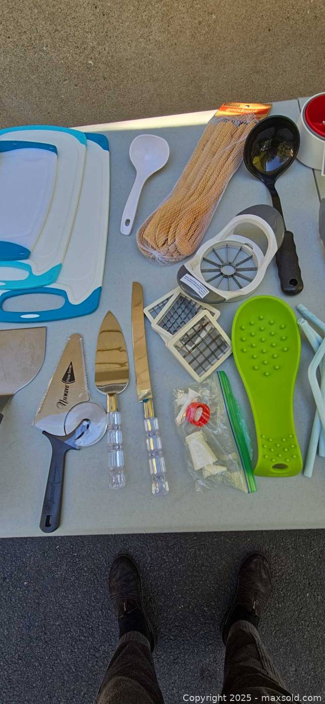 Kitchen utensils and gadgets bundle | Maxsold