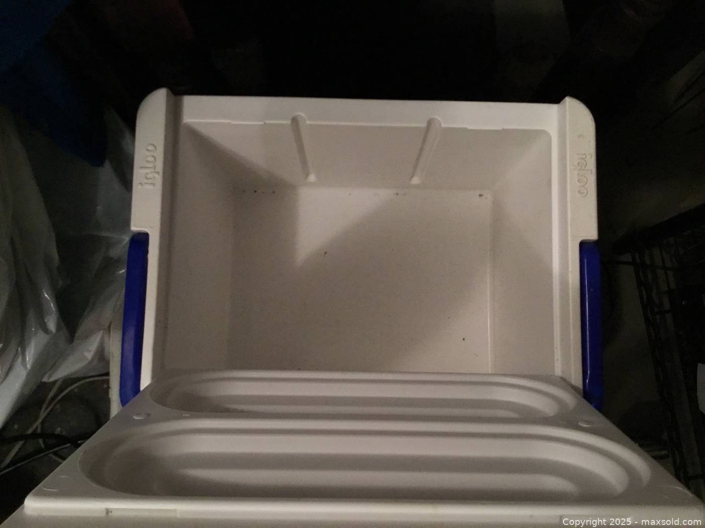 Igloo Legend 12 and Coleman PolyLite 40 hard coolers | Maxsold