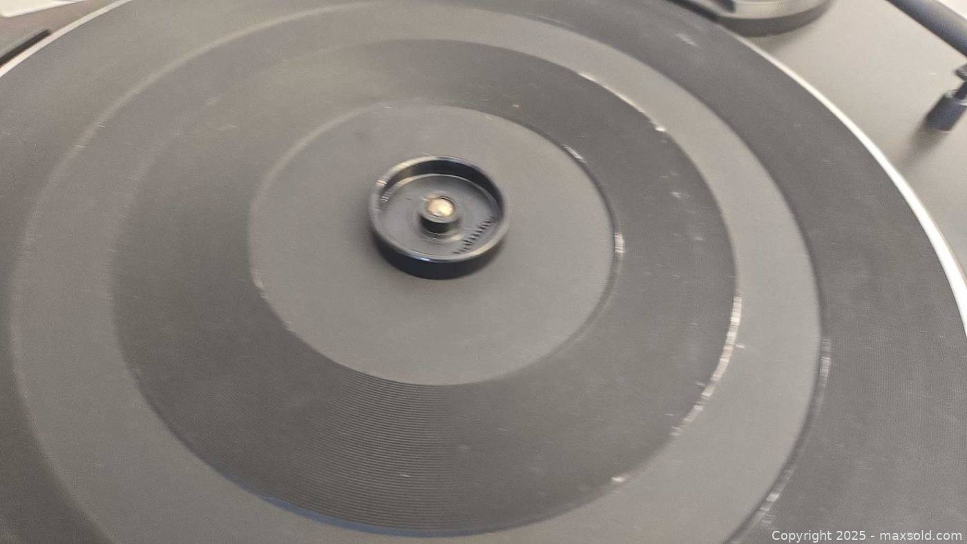 Technics SL-BD22 turntable with vintage LP and 45 records | Maxsold