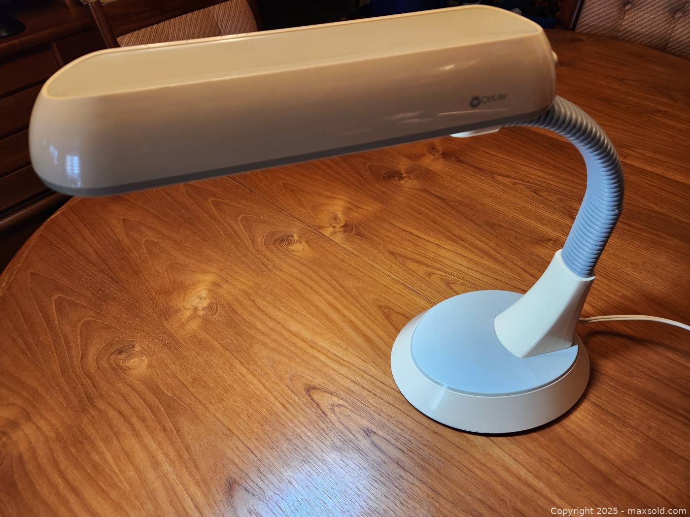 OttLite fluorescent table lamp | Maxsold