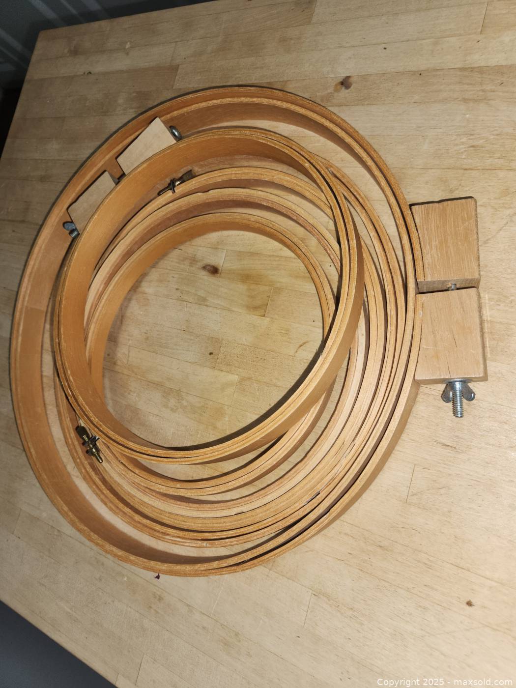 Set of 6 bamboo embroidery hoops assorted sizes | Maxsold