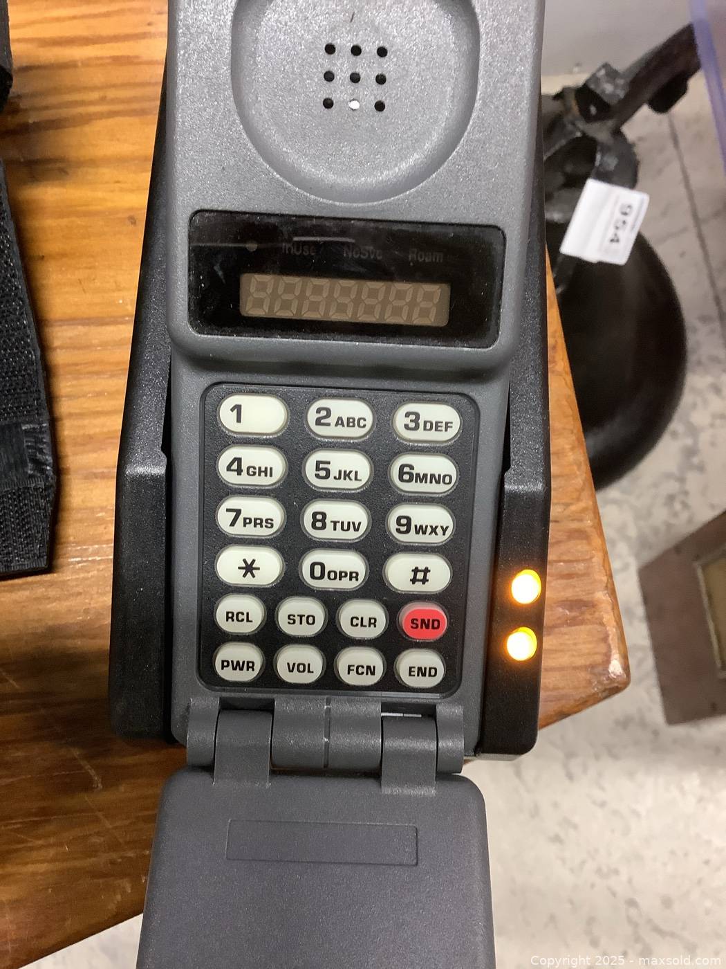 Motorola vintage flip cellular phone with accessories | Maxsold