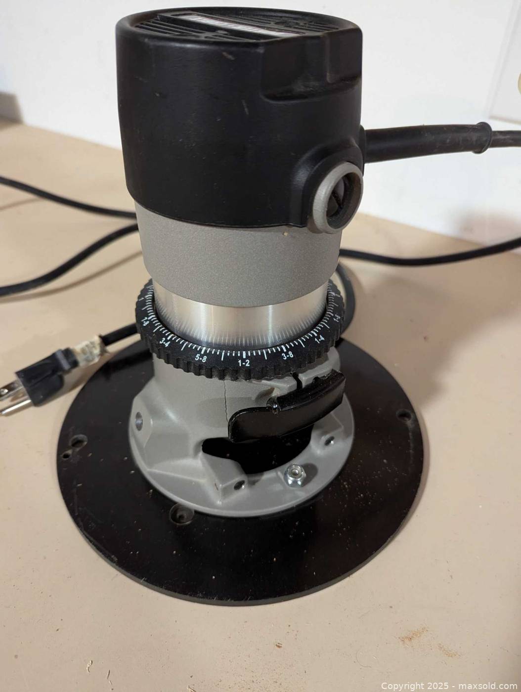 Porter-Cable 690LR fixed-base router | Maxsold