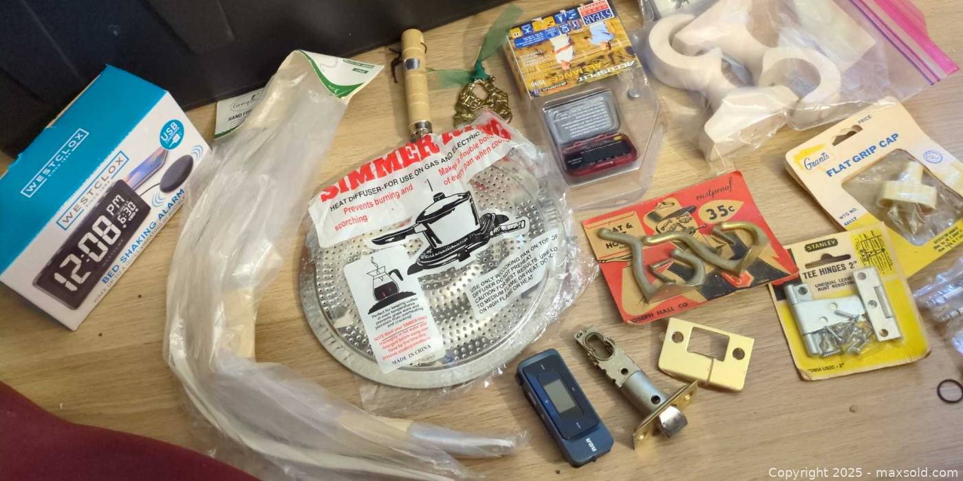 Assorted household hardware and small home goods | Maxsold