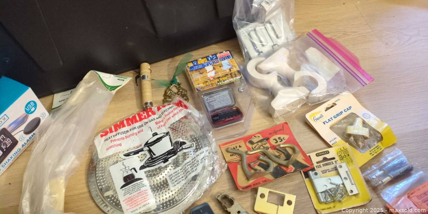Assorted household hardware and small home goods | Maxsold
