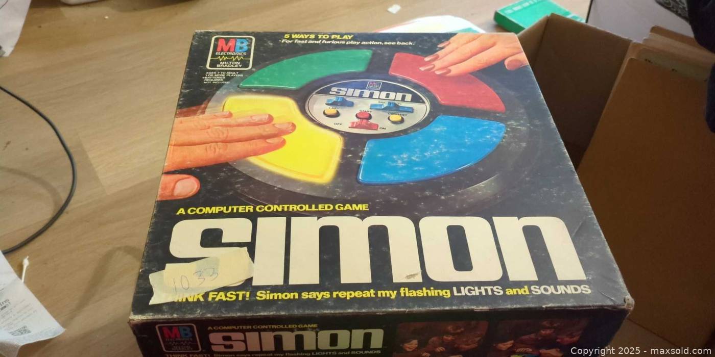 Milton Bradley Simon electronic memory game with box | Maxsold