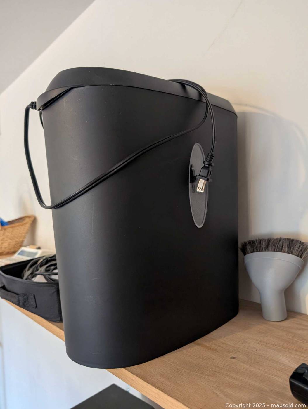 Black Electric Cross-Cut Paper Shredder | Maxsold
