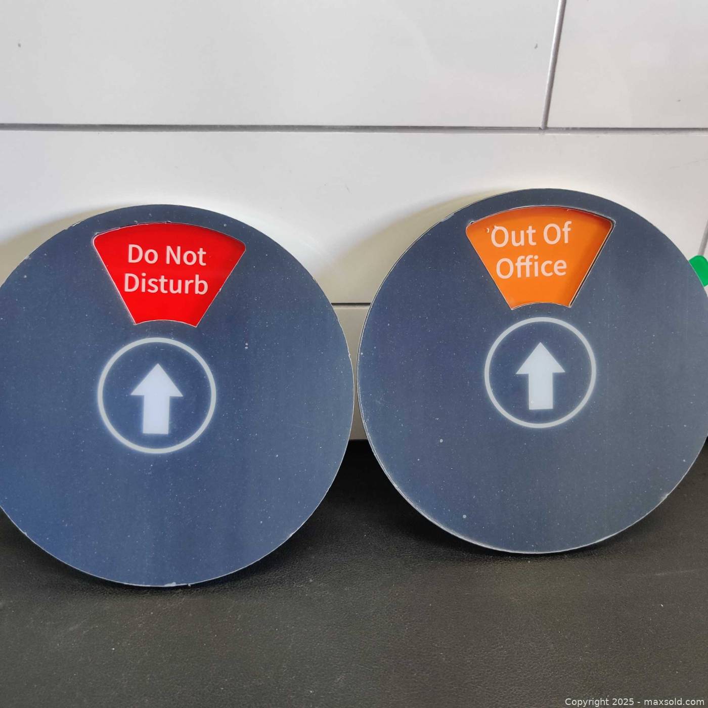2 adjustable 6-message round door signs | Maxsold